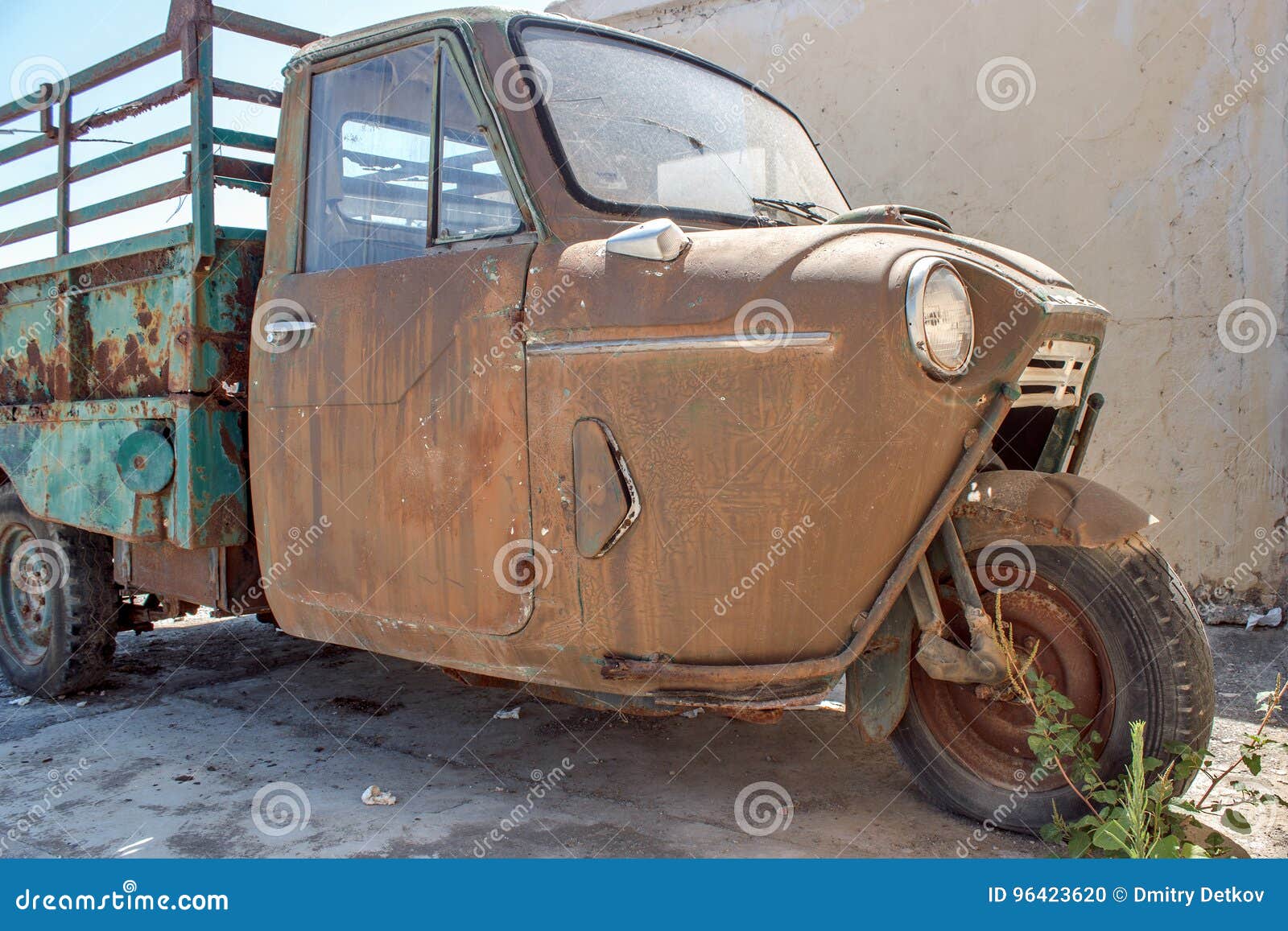 Old three-wheeled truck editorial image. Image of style - 96423620
