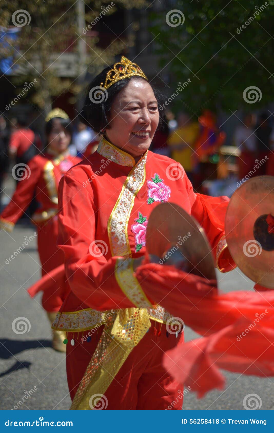 Old Traditional Chinese Dancer Performs Editorial Stock Photo - Image ...