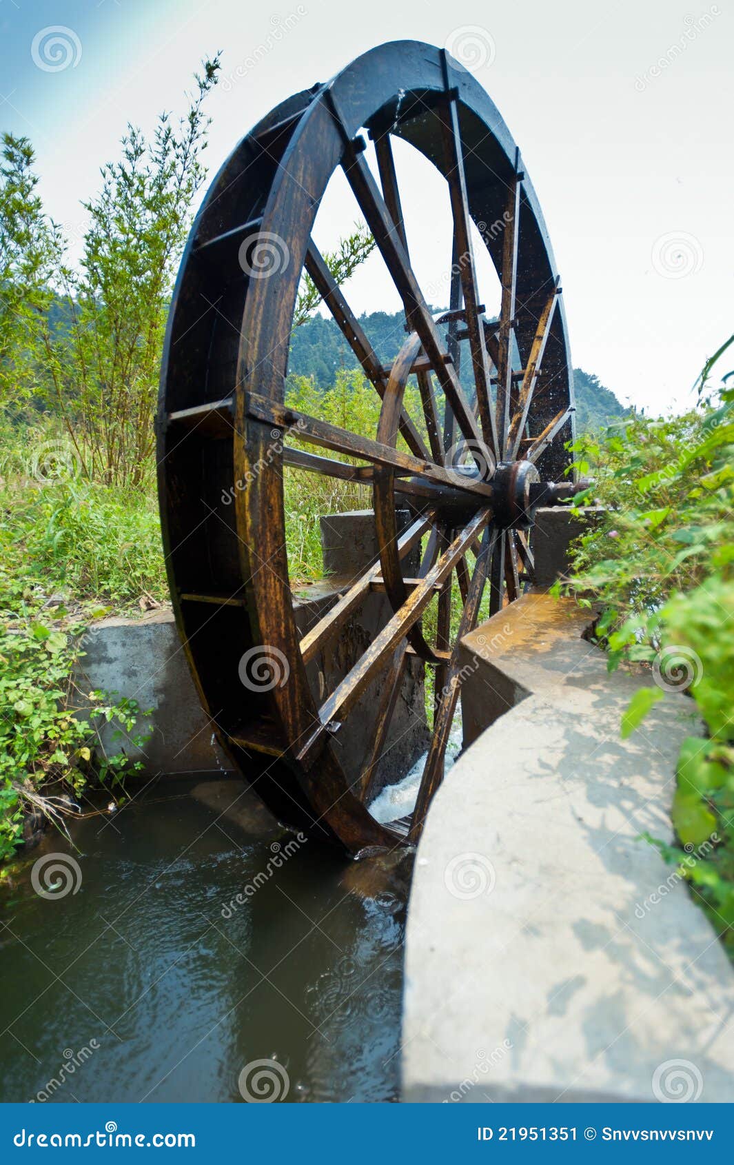 The Old Traditional Waterwheel in Mount Lu of Chin Stock Image - Image ...