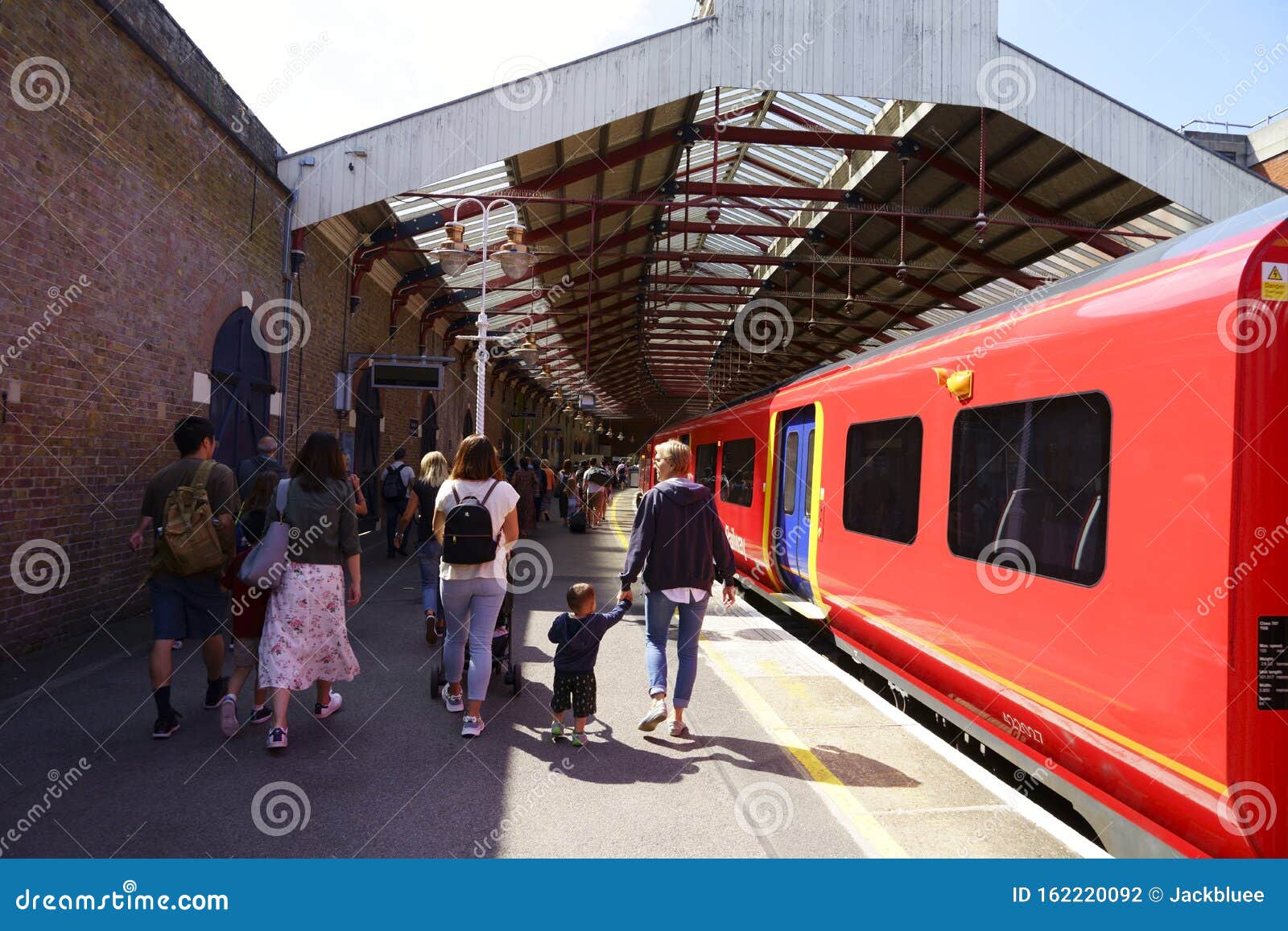 Windsor Train Station London Editorial Photography - Image of windsor ...