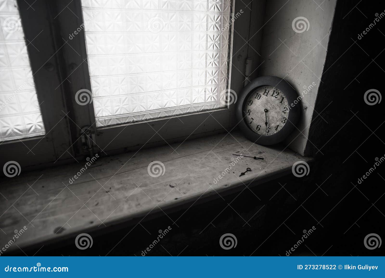 Blank Clock Face Stock Photography | CartoonDealer.com #38762402