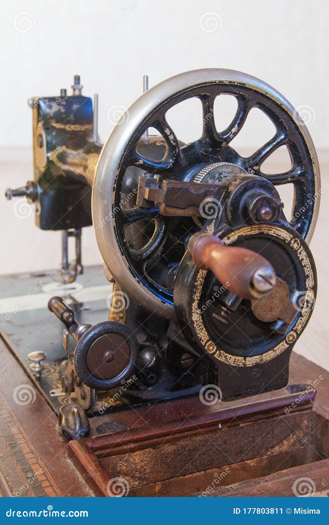Old Vintage Hand Sewing Machine Stock Image - Image of spinning ...