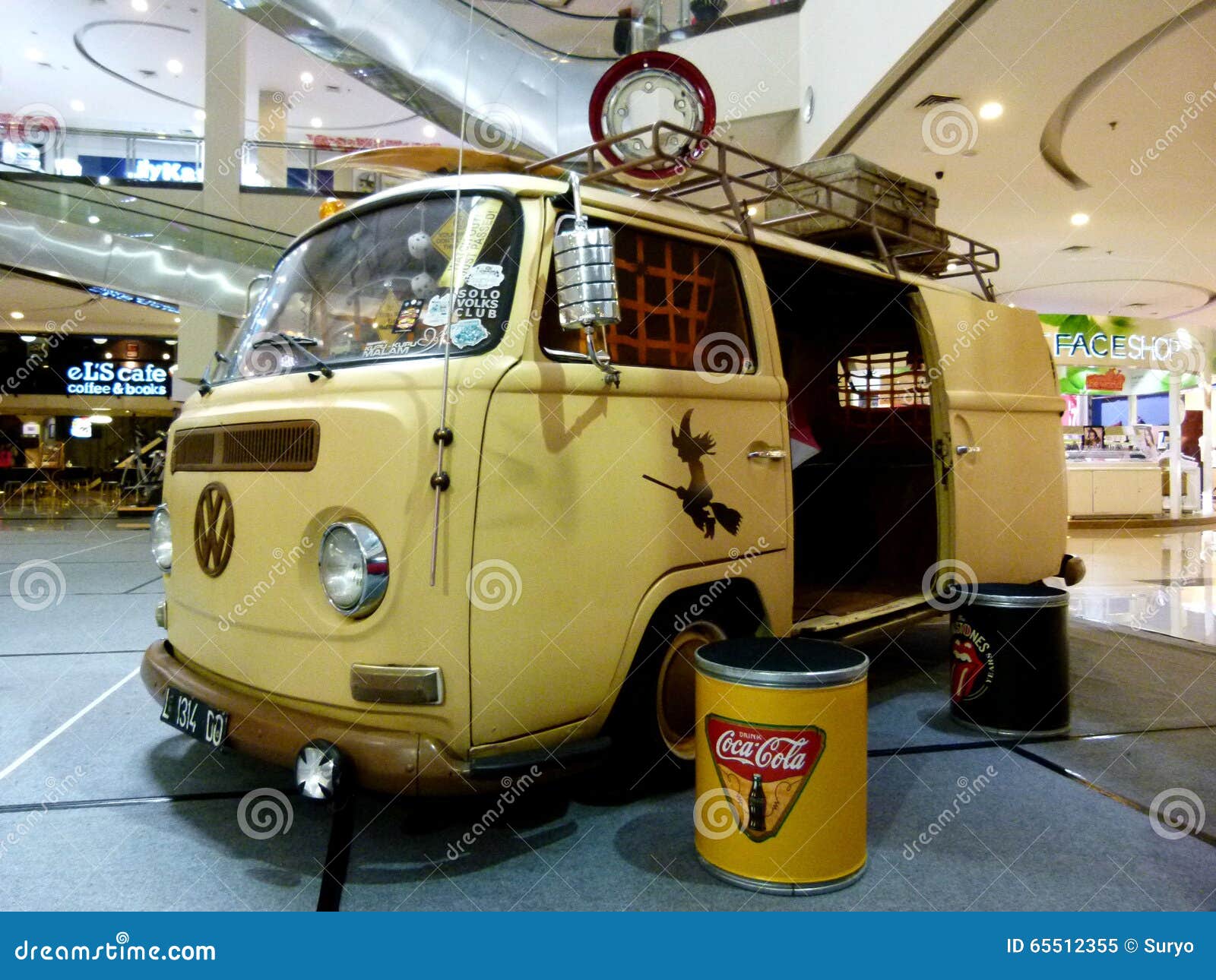 Old volkswagen editorial image. Image of solo, classic - 65512355