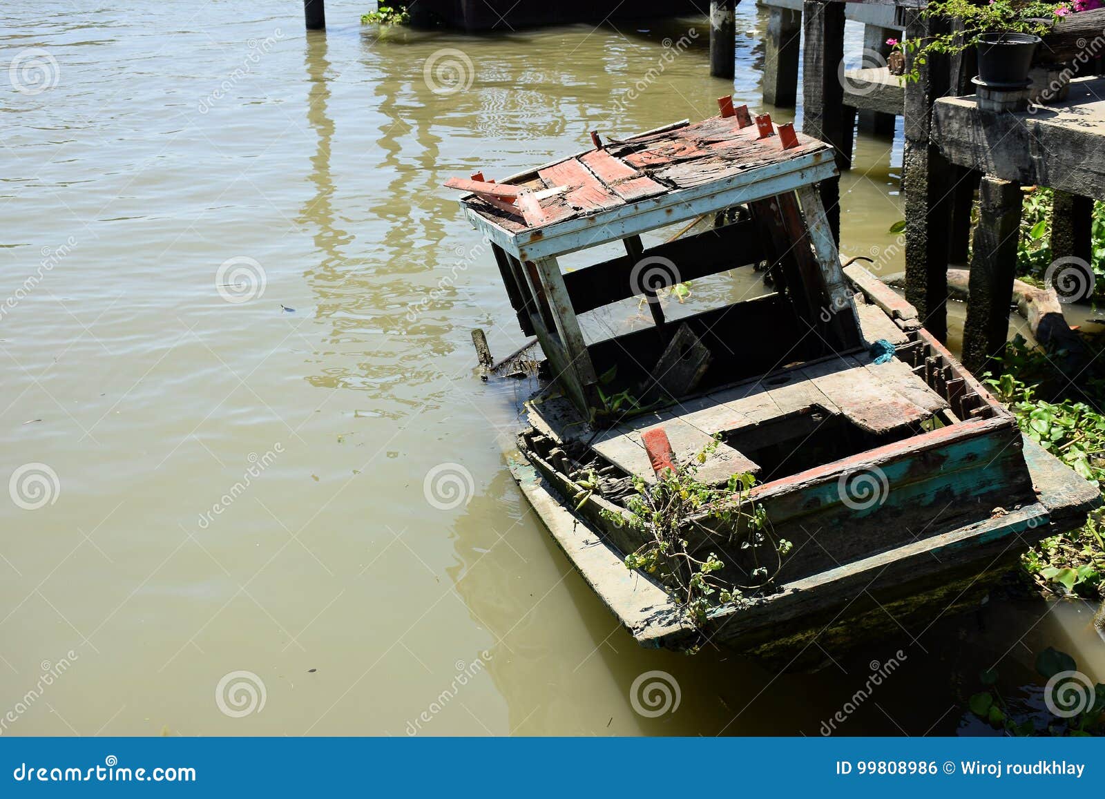Drowning boat stock photo. Image of boat, water, crash - 99808986