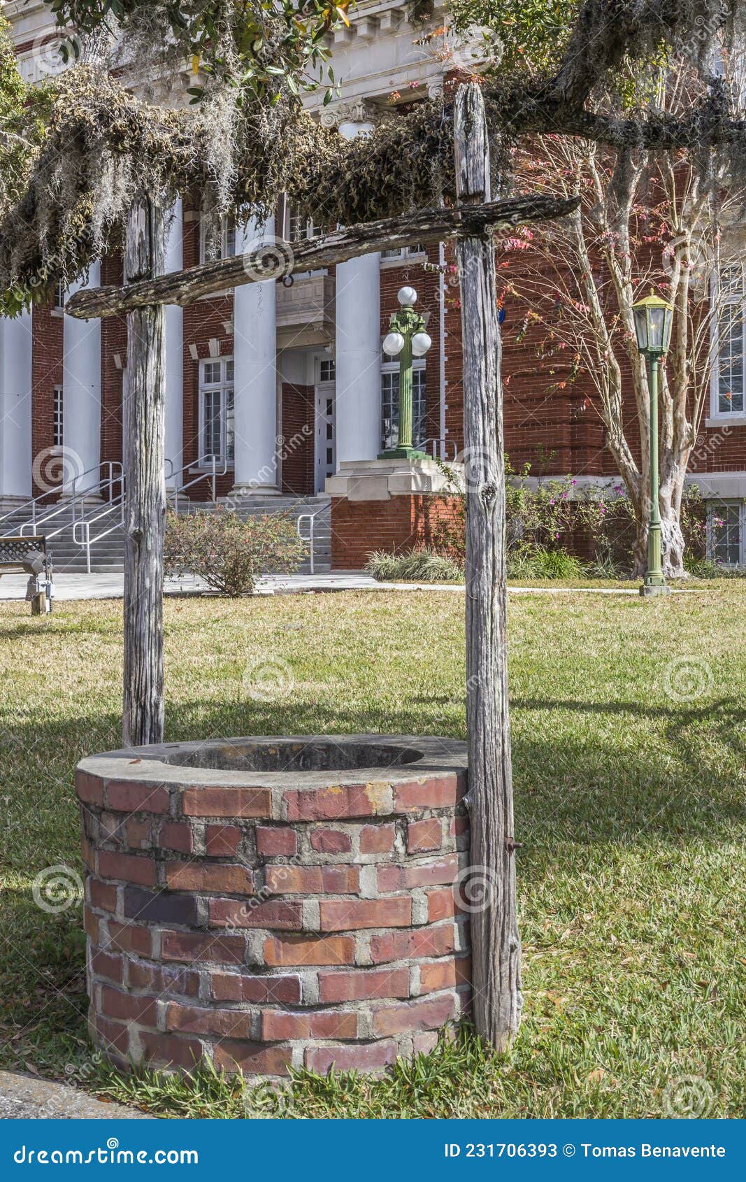 Old Water Wells in Front of the Hernando County Courthouse Editorial ...