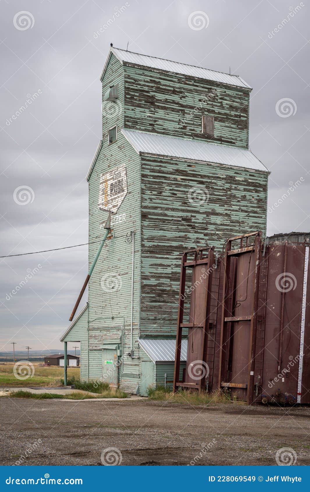 Old Wheat Pool Fertilizer Elevator Editorial Stock Image - Image of ...
