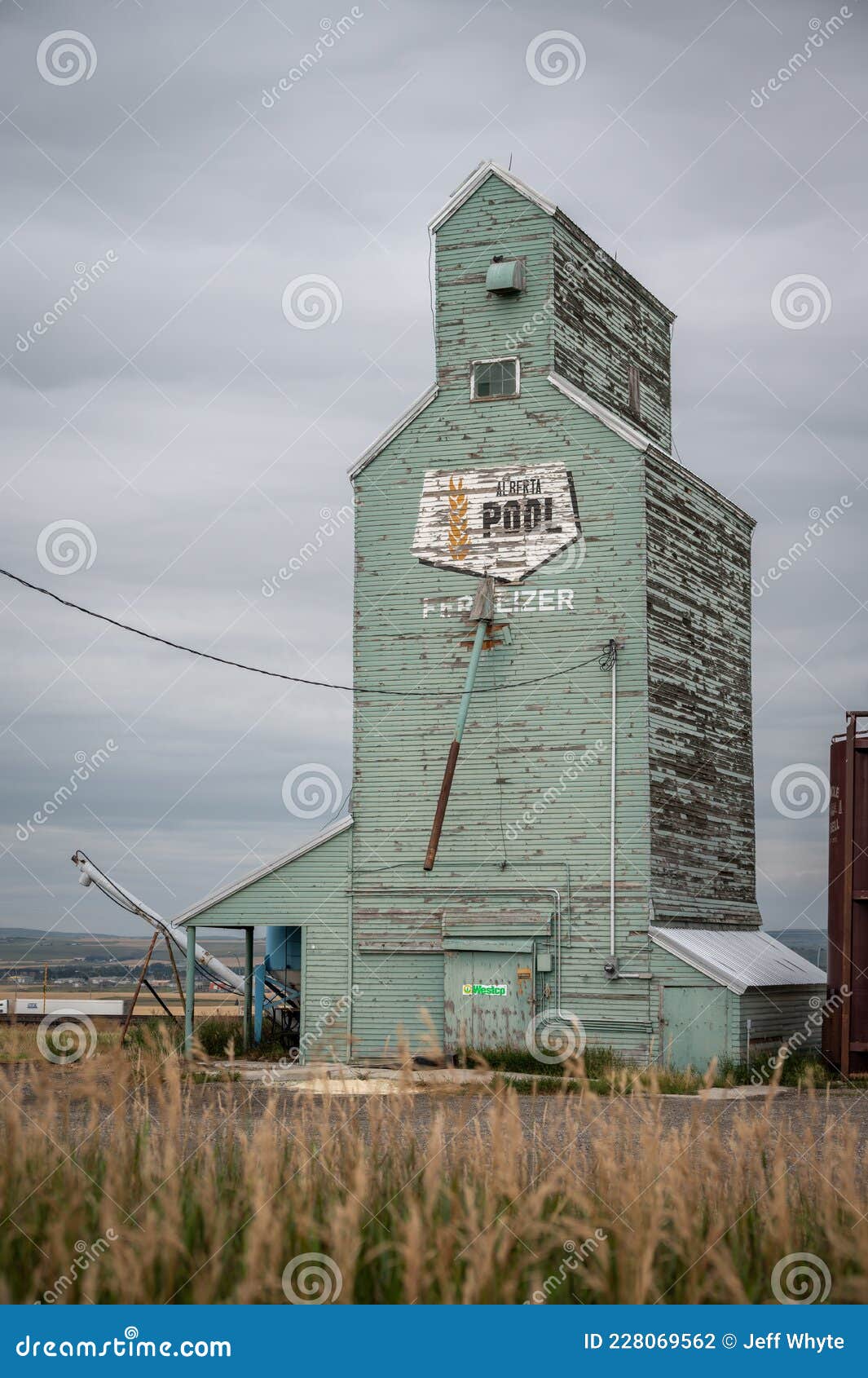 Old Wheat Pool Fertilizer Elevator Editorial Photography - Image of ...