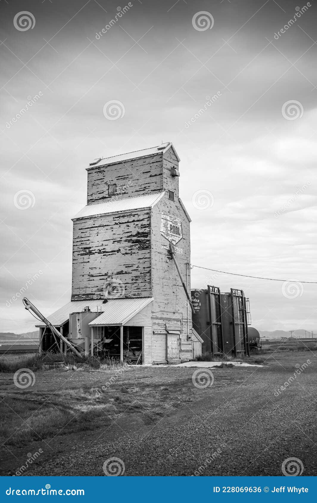 Old Wheat Pool Fertilizer Elevator Editorial Photo - Image of abandoned ...