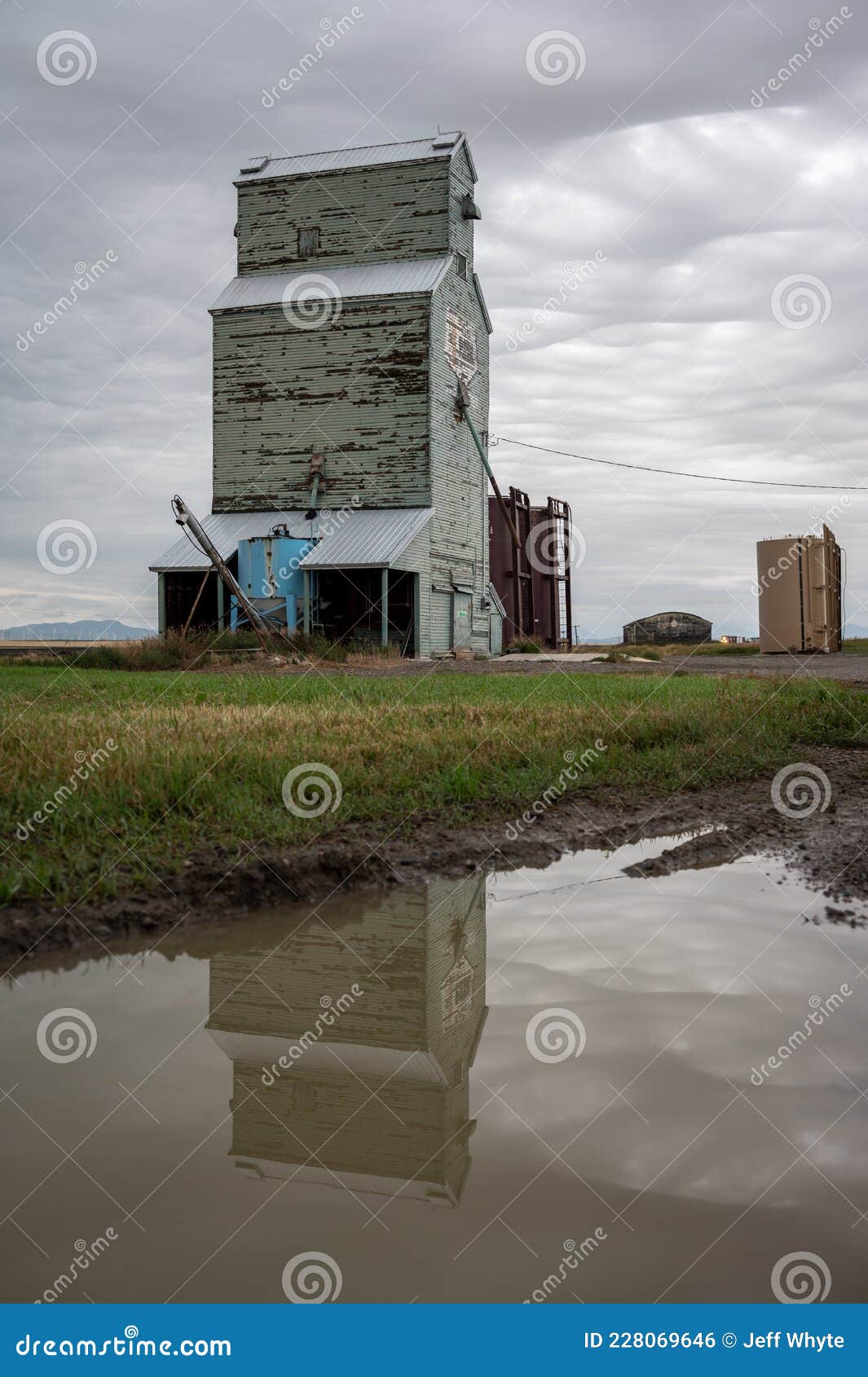Old Wheat Pool Fertilizer Elevator Editorial Photo - Image of pool ...