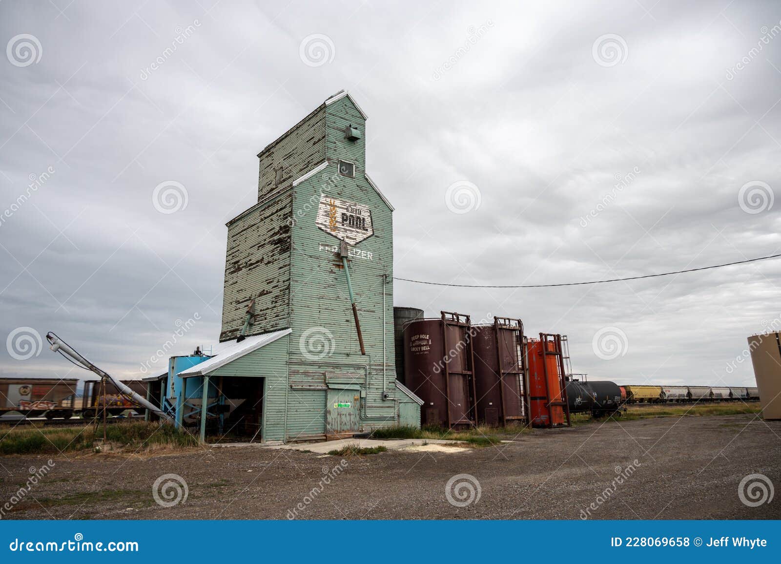 Old Wheat Pool Fertilizer Elevator Editorial Stock Photo - Image of ...