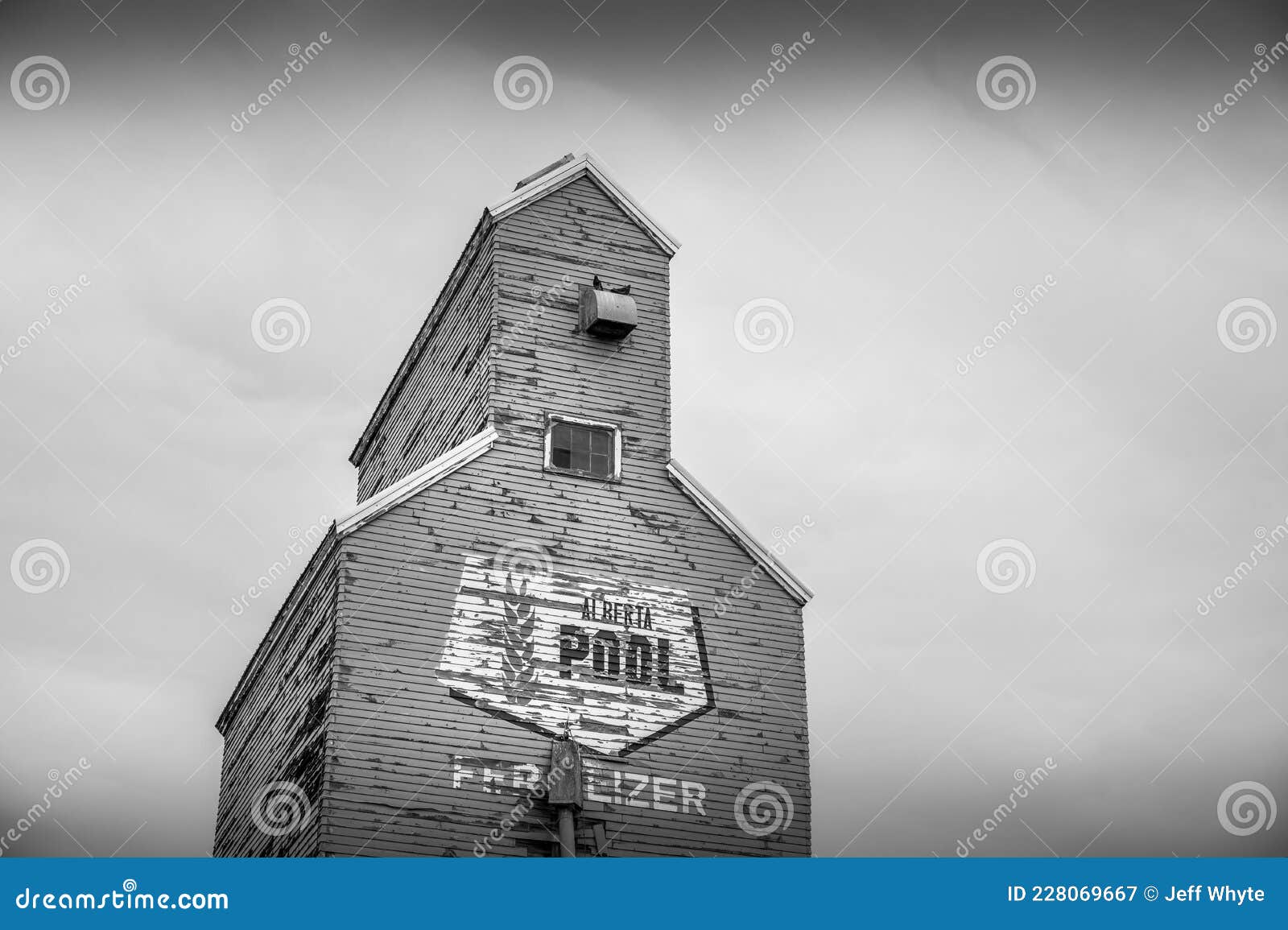 Old Wheat Pool Fertilizer Elevator Editorial Photography - Image of ...