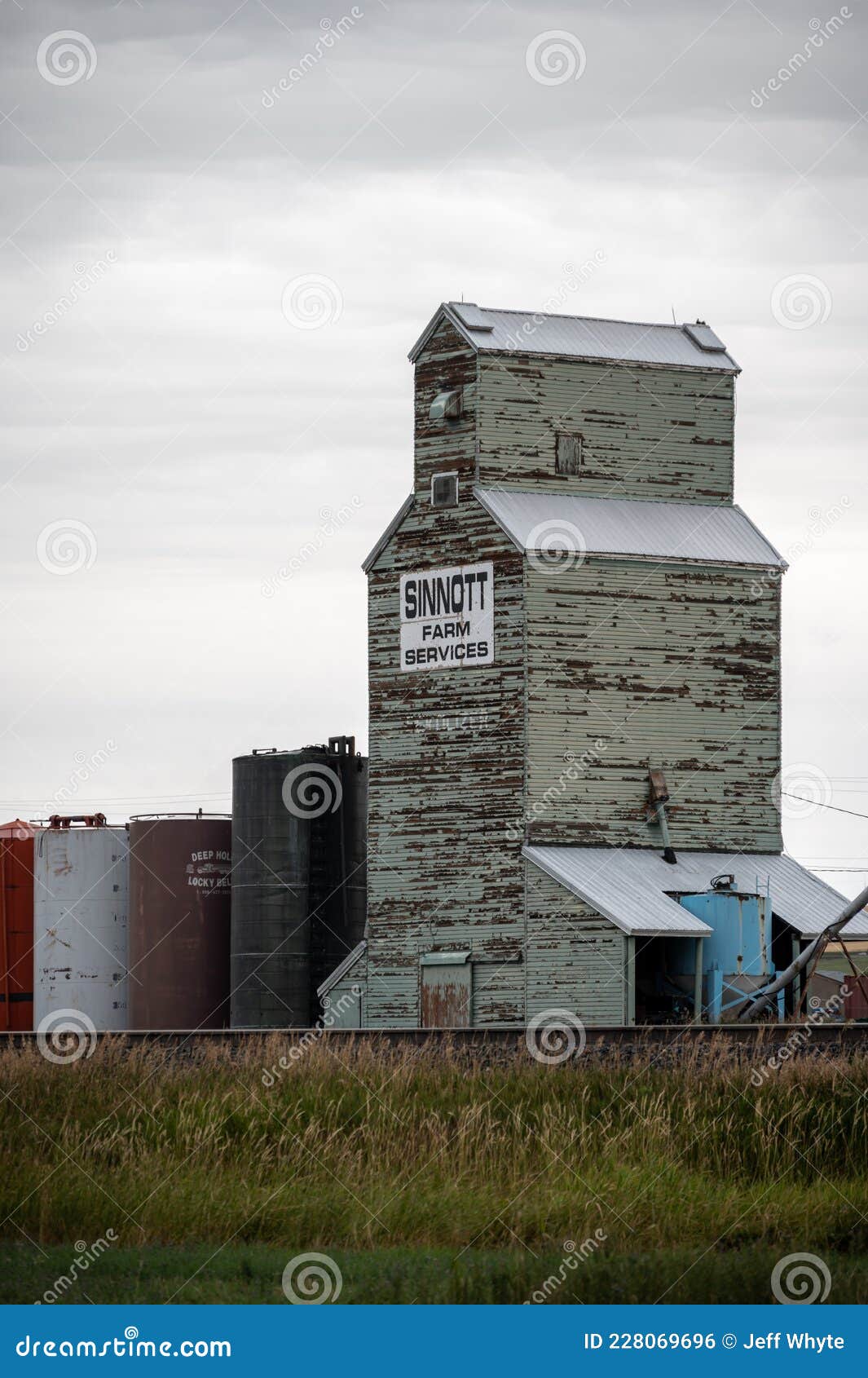 Old Wheat Pool Grain Elevator In Beiseker, Alberta Editorial Photo ...
