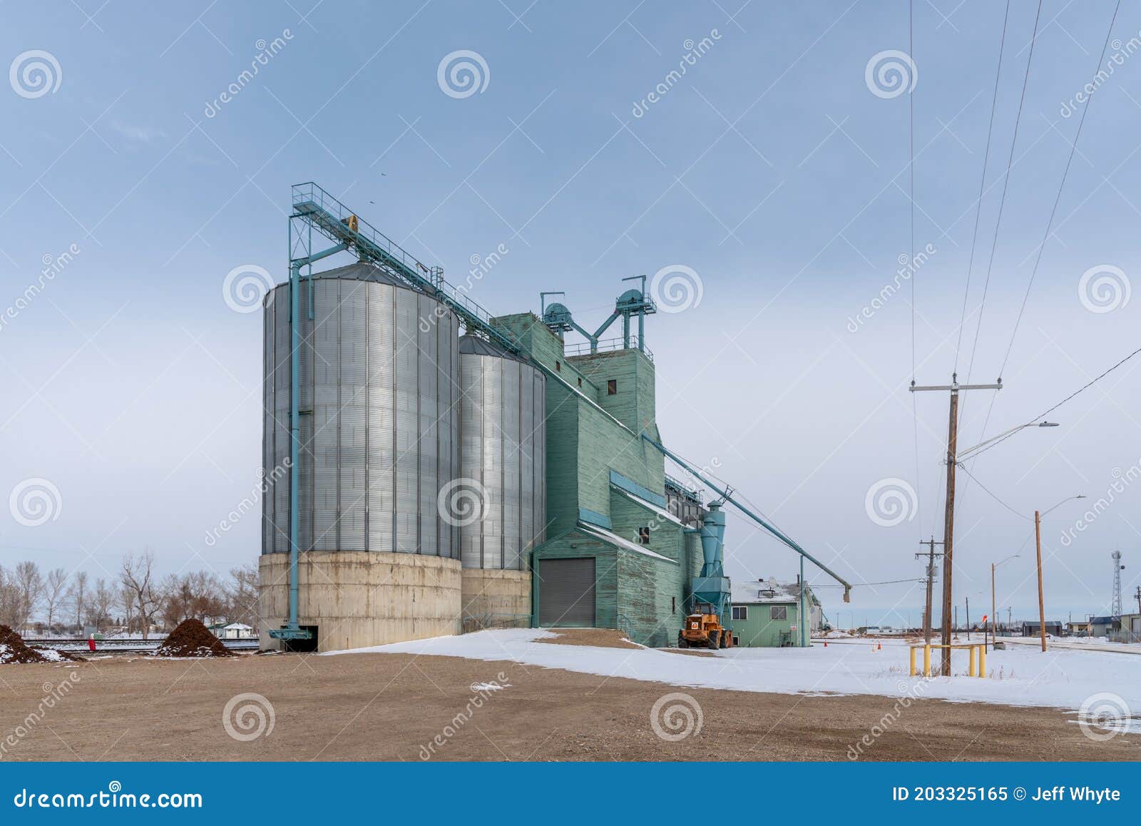 Old Wheat Pool Grain Elevator in Beiseker, Alberta Editorial Image ...