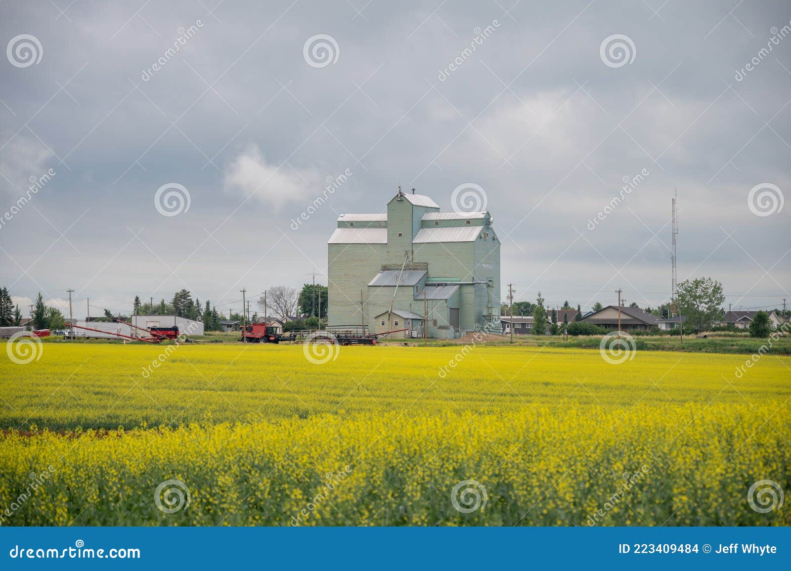 Old Wheat Pool Grain Elevator, Trochu Editorial Stock Image - Image of ...