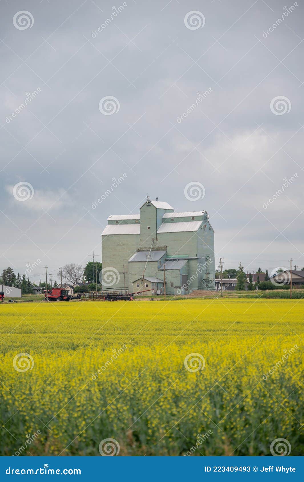 Old Wheat Pool Grain Elevator, Trochu Editorial Stock Photo - Image of ...