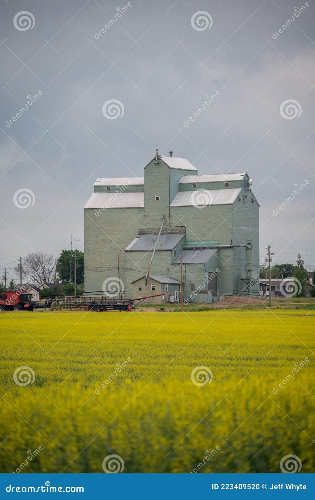 Old Wheat Pool Grain Elevator, Trochu Editorial Image - Image of ...