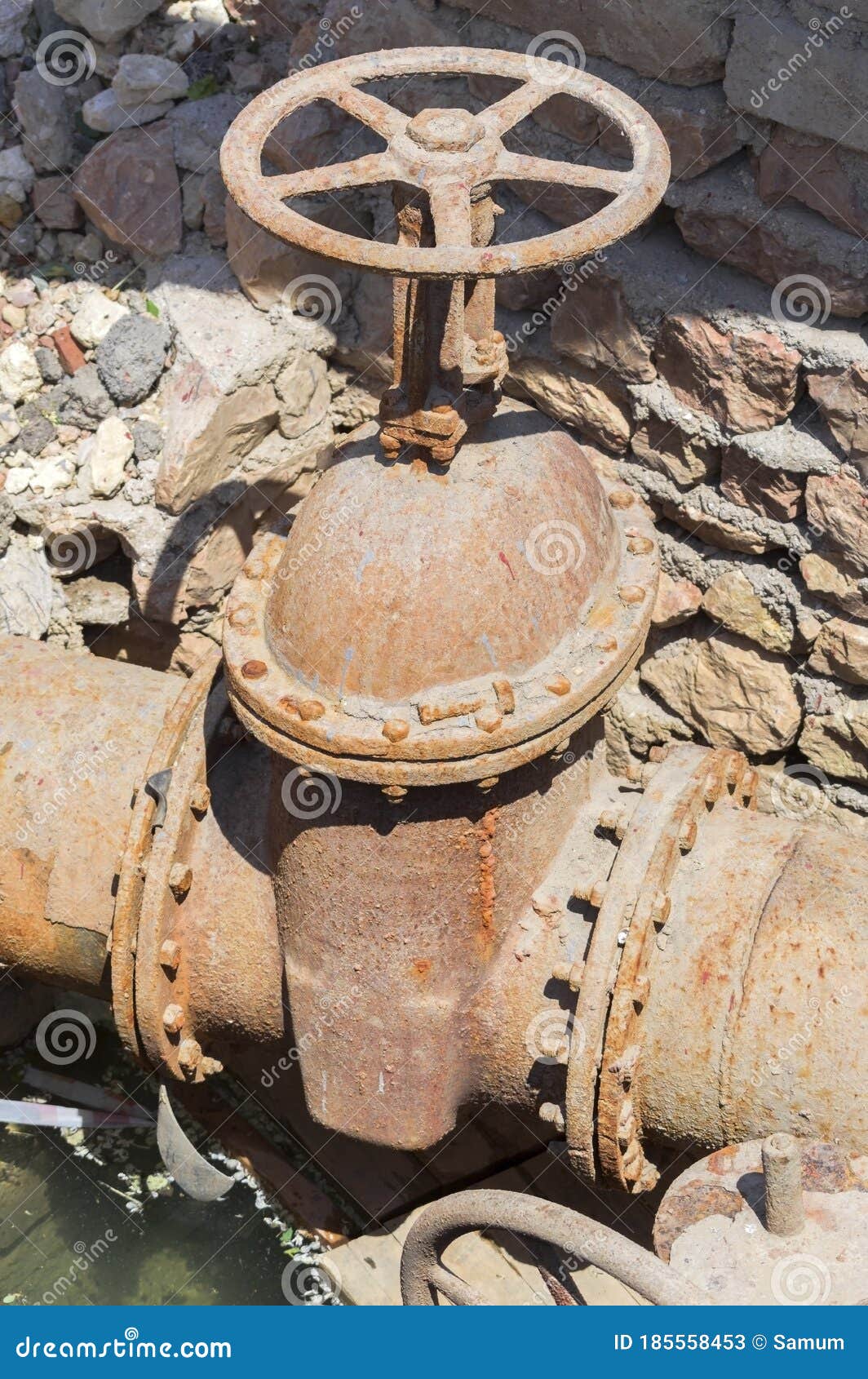 Old wheel valve with pipe stock image. Image of metallic - 185558453