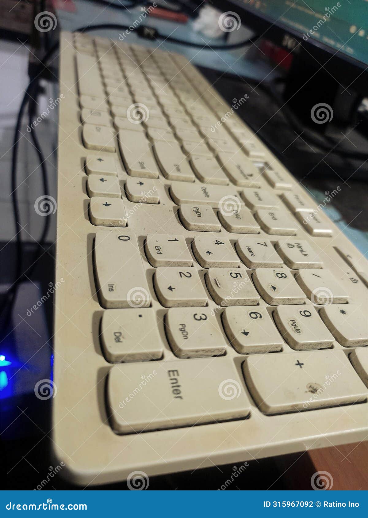 Old White Computer Keyboard Stock Photo - Image of laptop, quail: 315967092