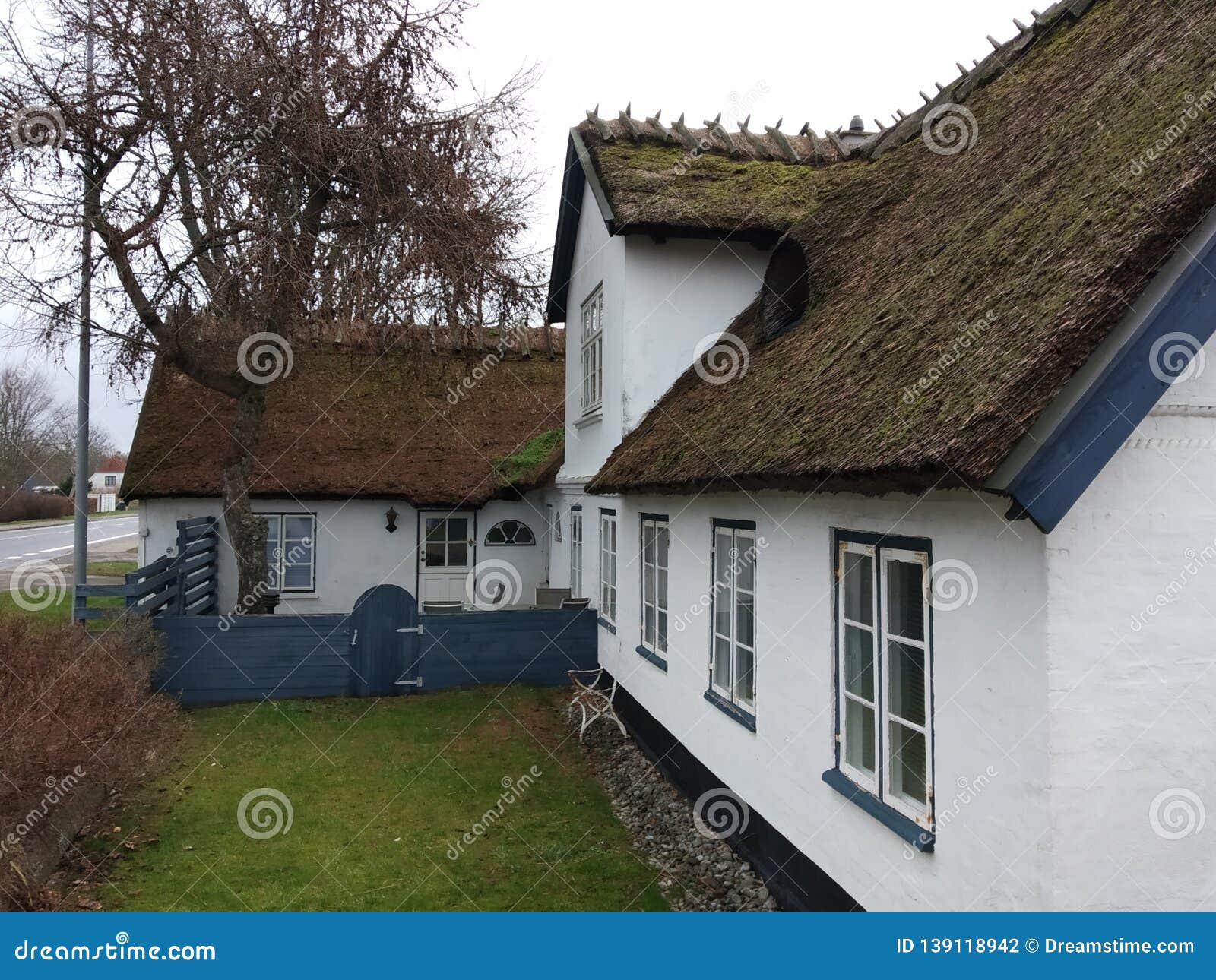 Old white house editorial photography. Image of house - 139118942