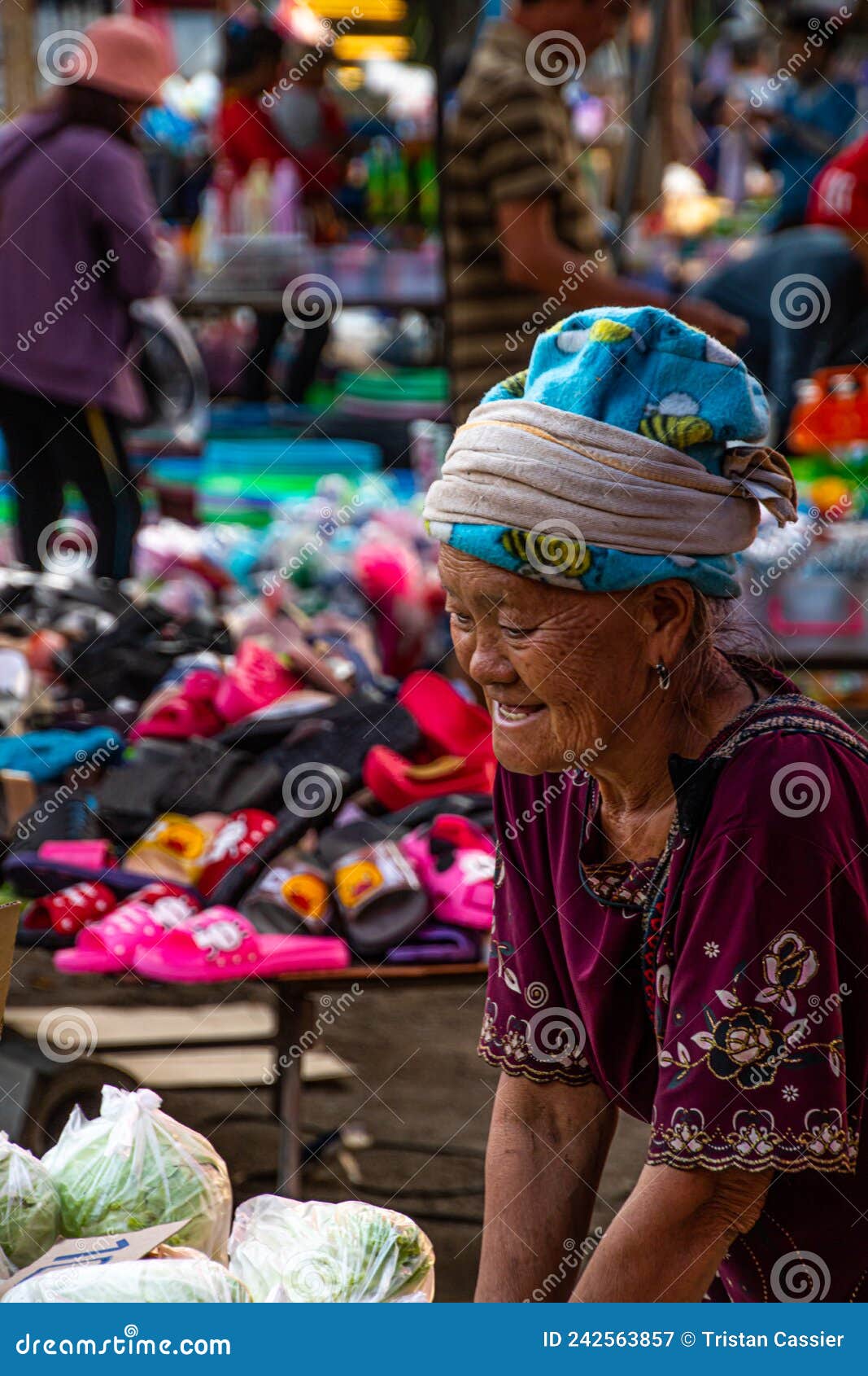 Old women in Thai market editorial photography. Image of festival ...