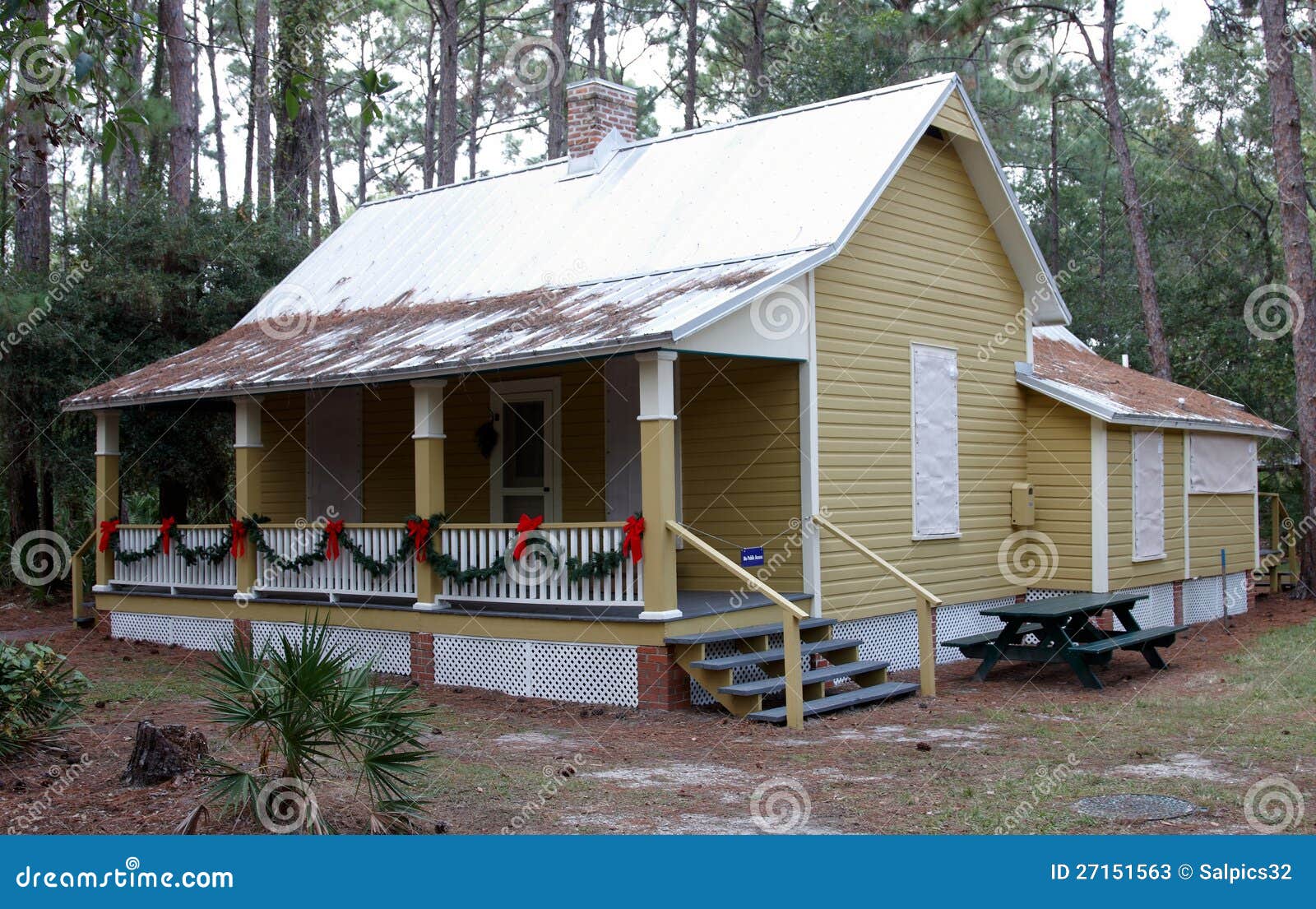 An Old Wooden American House Stock Image - Image of steps, plant: 27151563