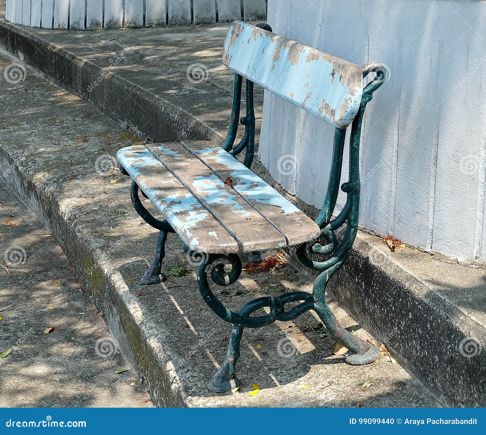 Old Wooden Park Bench at a Park Stock Photo - Image of metal, seat ...