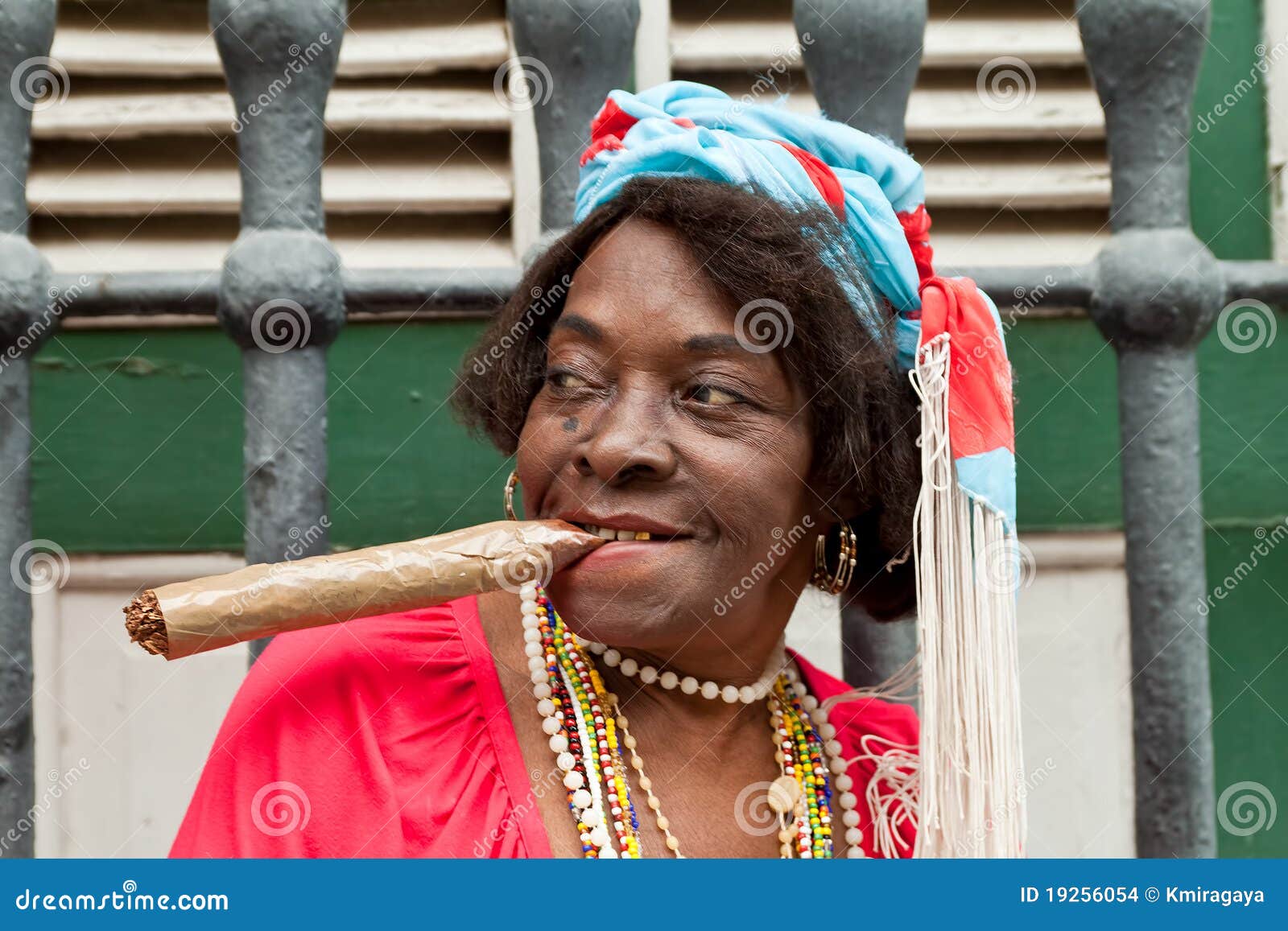 Old Wrinkled Lady With A Huge Cigar In Havana Editorial Stock Image ...