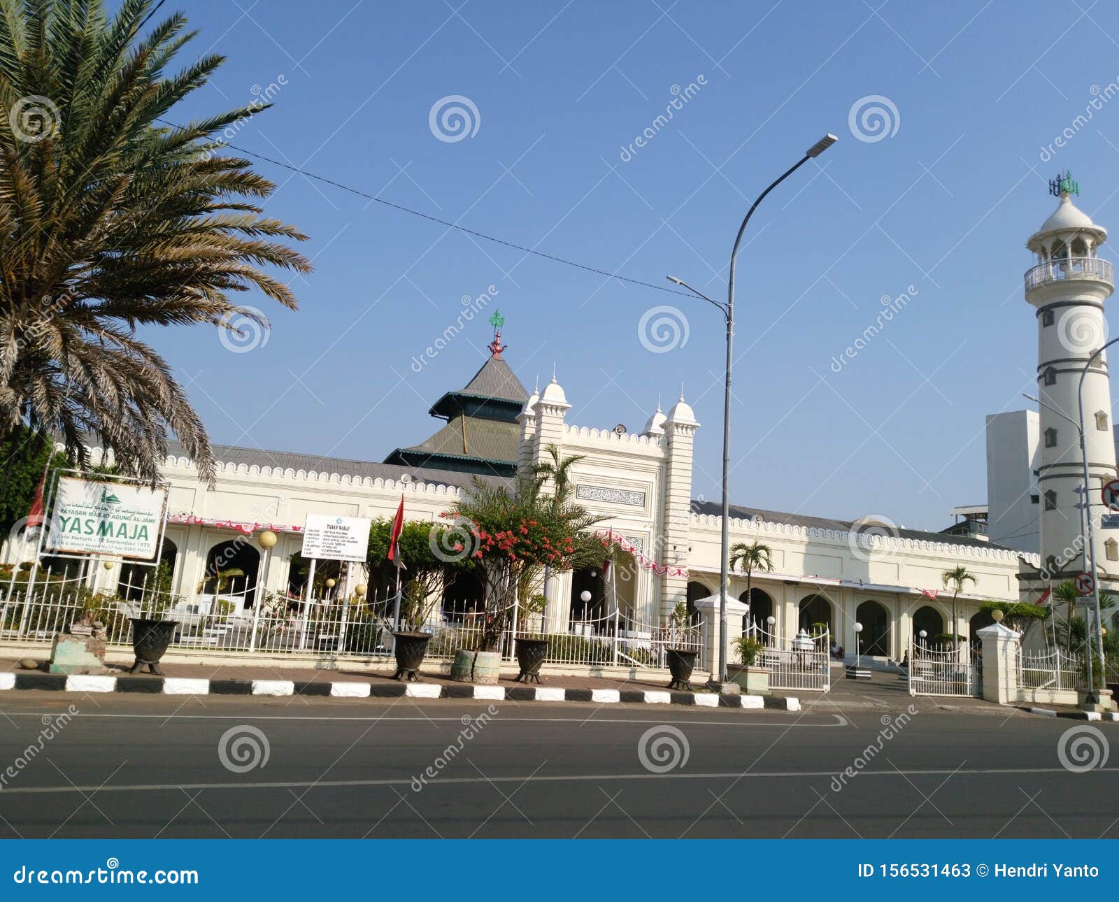 The White Old Mosque with Date Palm Tree Editorial Stock Photo - Image ...