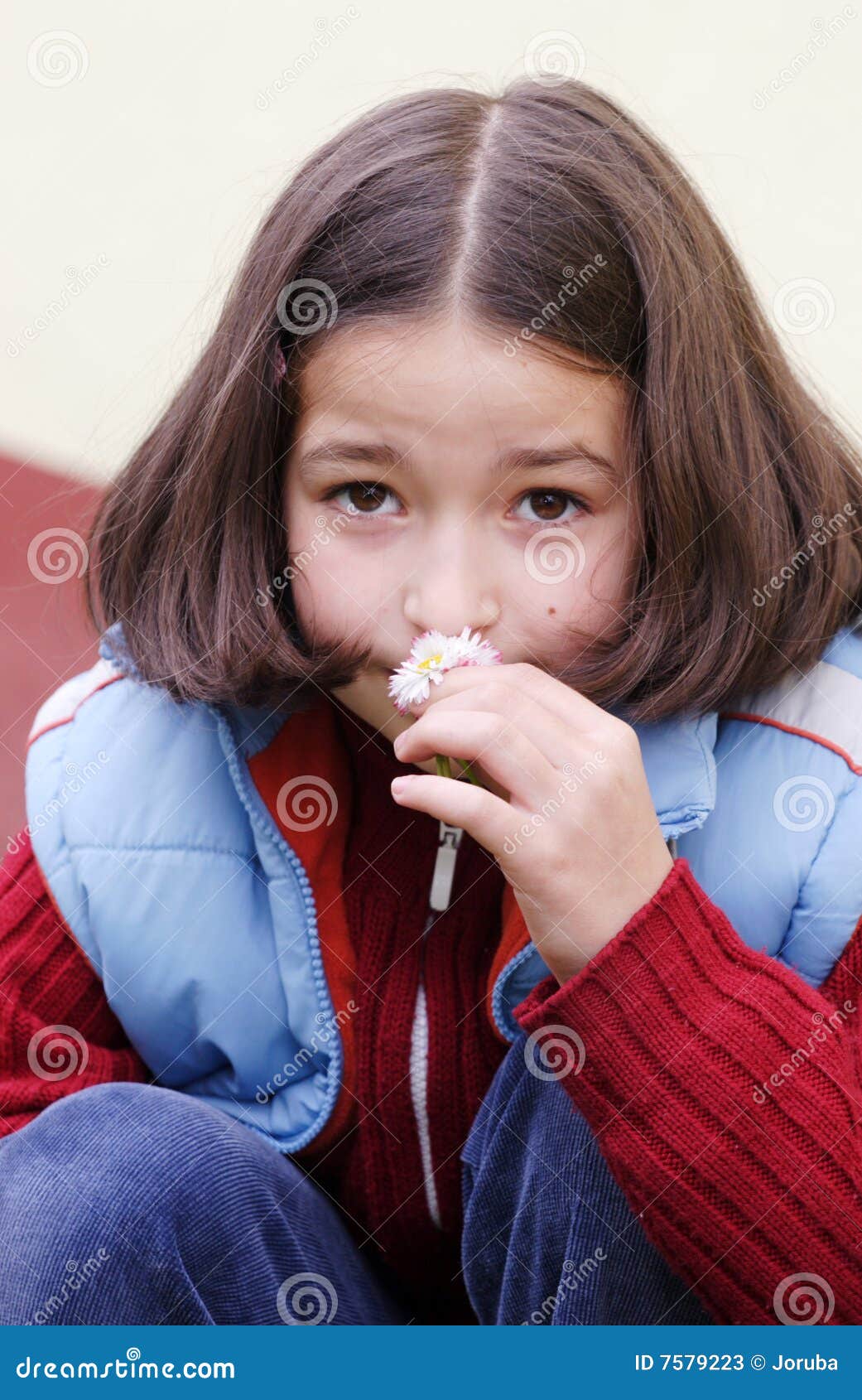 Oler una flor imagen de archivo. Imagen de muchacha, exterior - 7579223