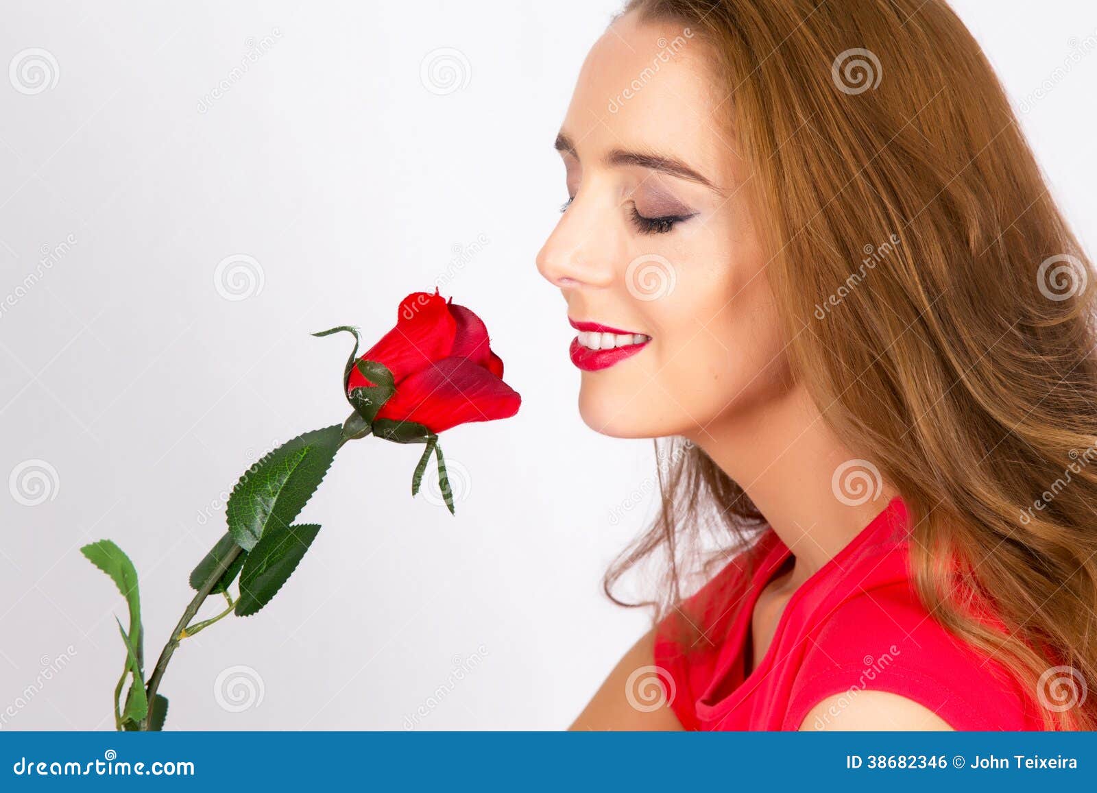 Oler una rosa roja foto de archivo. Imagen de camisa - 38682346