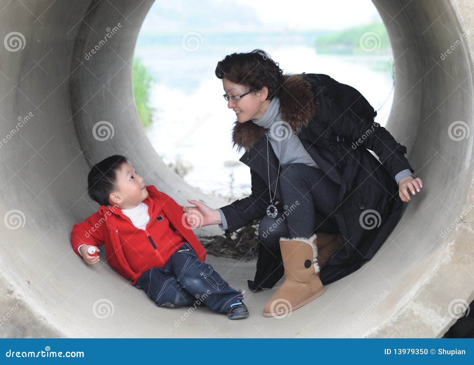 Olhar Fixo Da Matriz E Do Filho Foto de Stock - Imagem de roupa ...