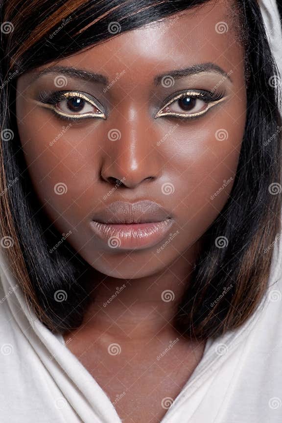 Olhar fixo dourado foto de stock. Imagem de dourado, cosméticos - 13593296