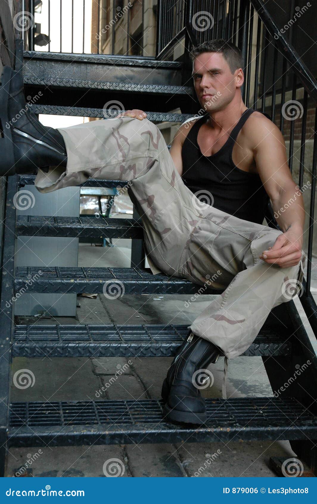 Olhar fixo nas escadas foto de stock. Imagem de sexo, ajuste - 879006