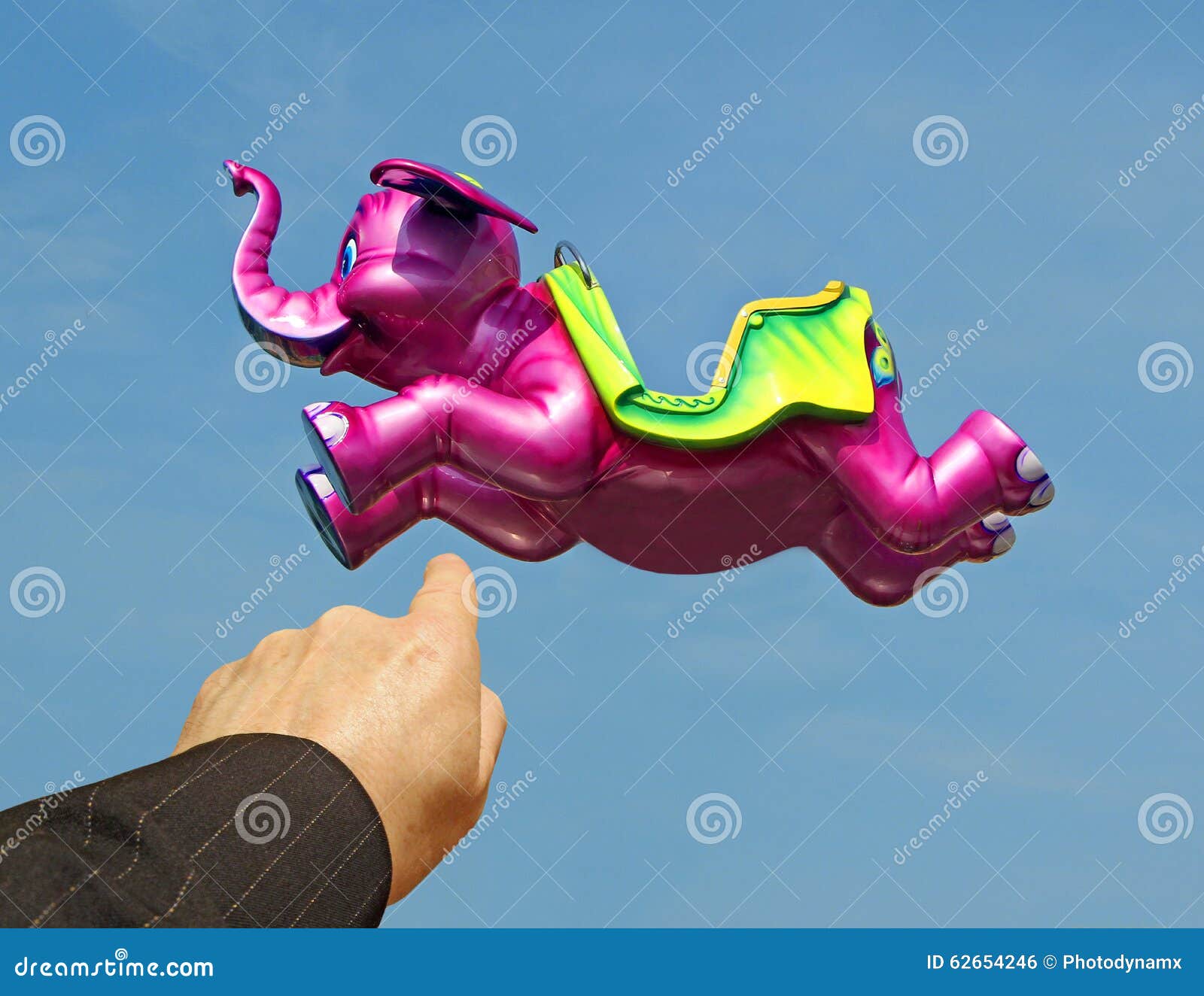 Olhe! Elefante Cor-de-rosa De Voo Foto de Stock - Imagem de passeios ...