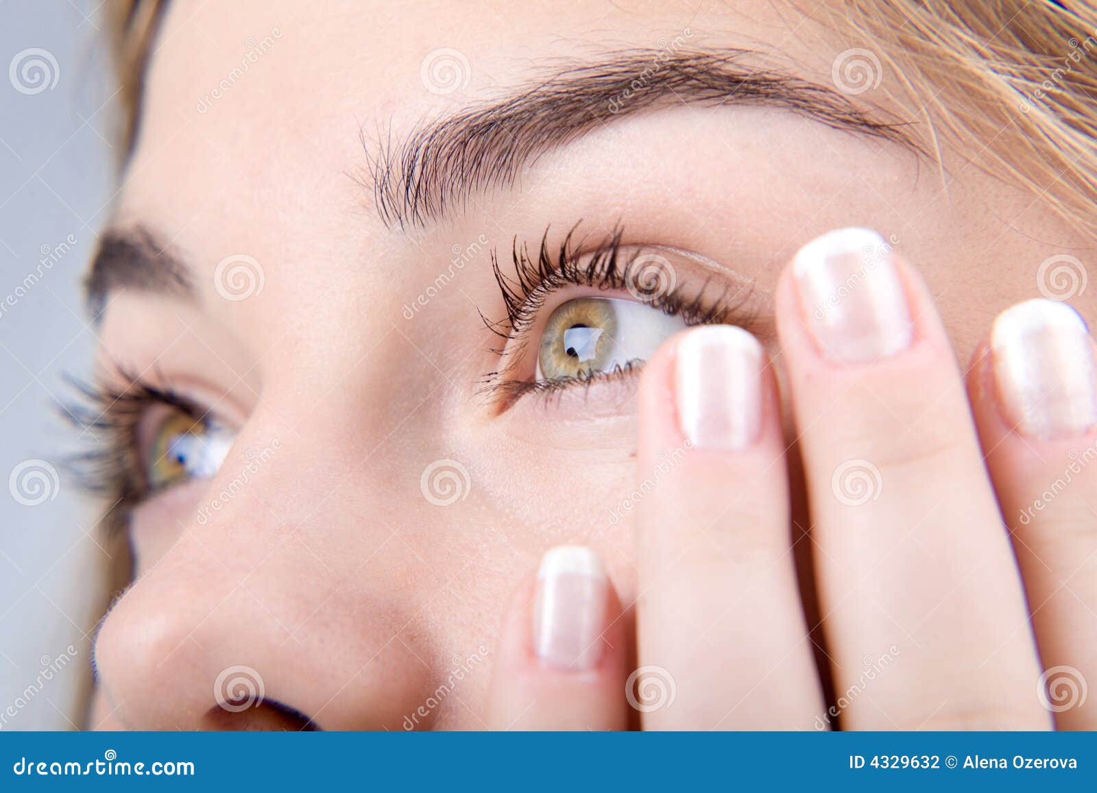 Olhos olhando fixamente foto de stock. Imagem de cabelo - 4329632