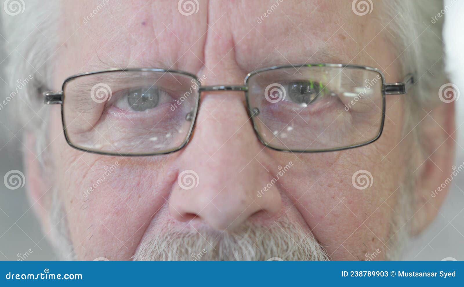 Olhos piscando do velho imagem de stock. Imagem de piscar - 238789903