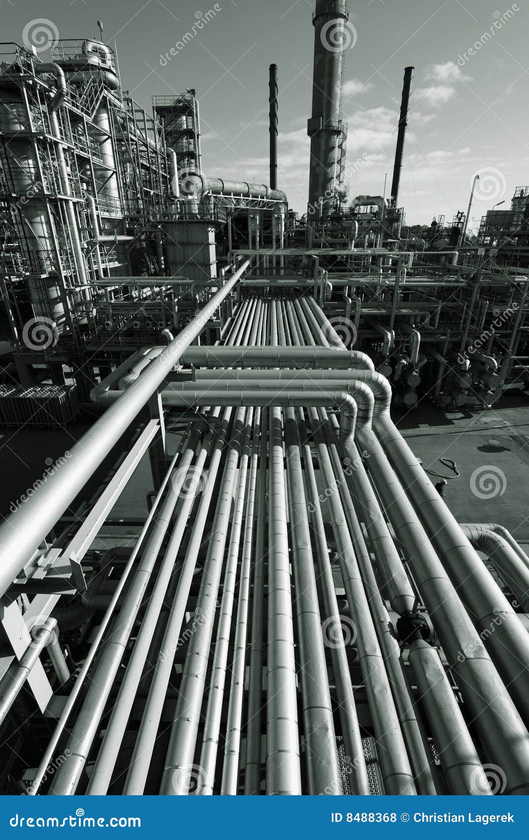 Olie-raffinaderij Bij Schemer Stock Foto - Image of verontreiniging ...