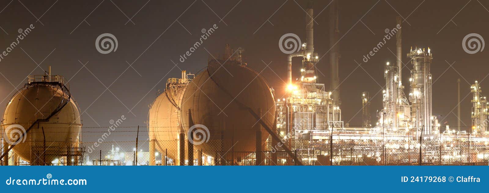 Olie-raffinaderij-installatie Stock Foto - Image of emissie, damp: 24179268