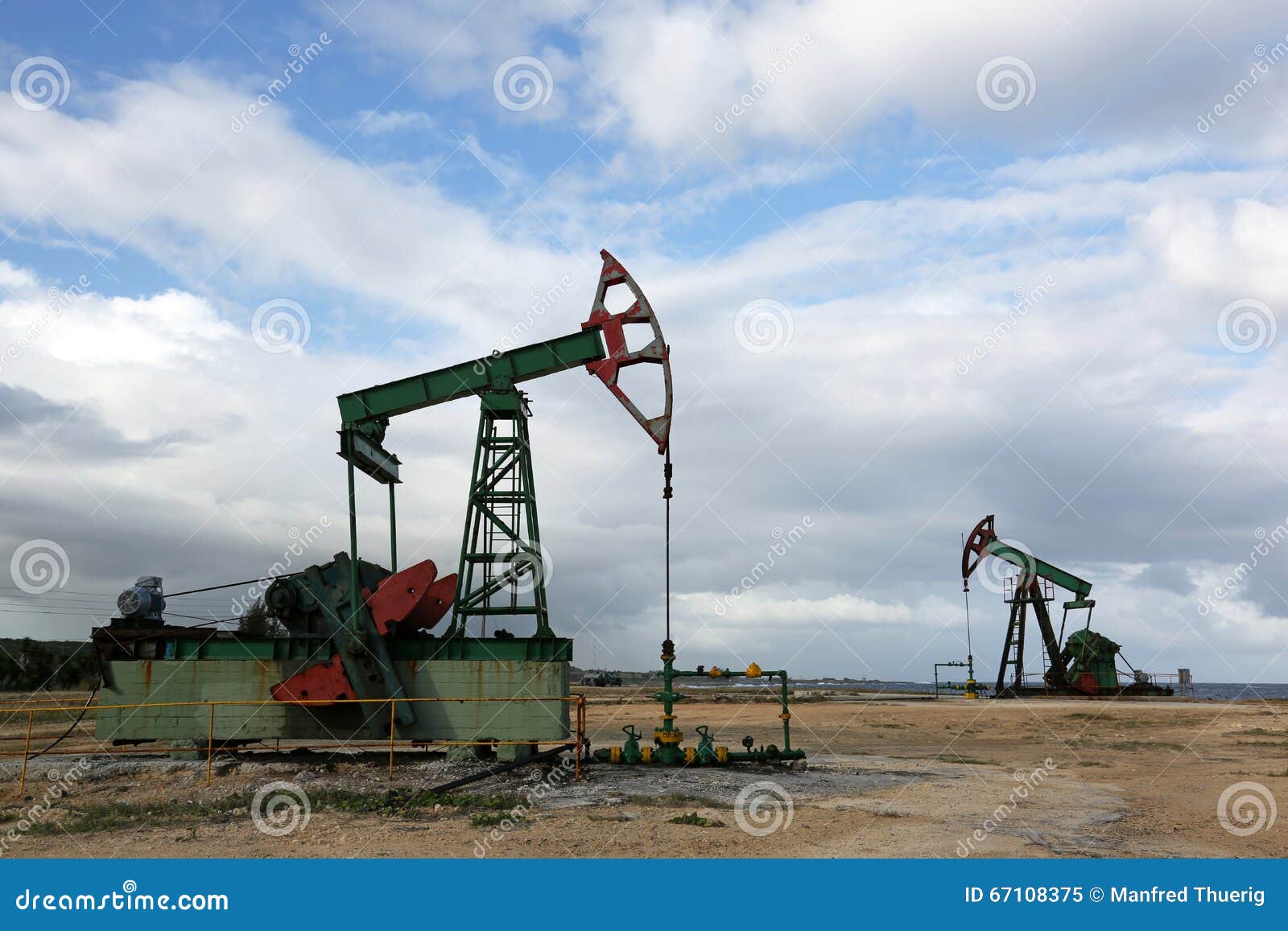 Oliepomp in Cuba stock afbeelding. Image of reis, cuba - 67108375