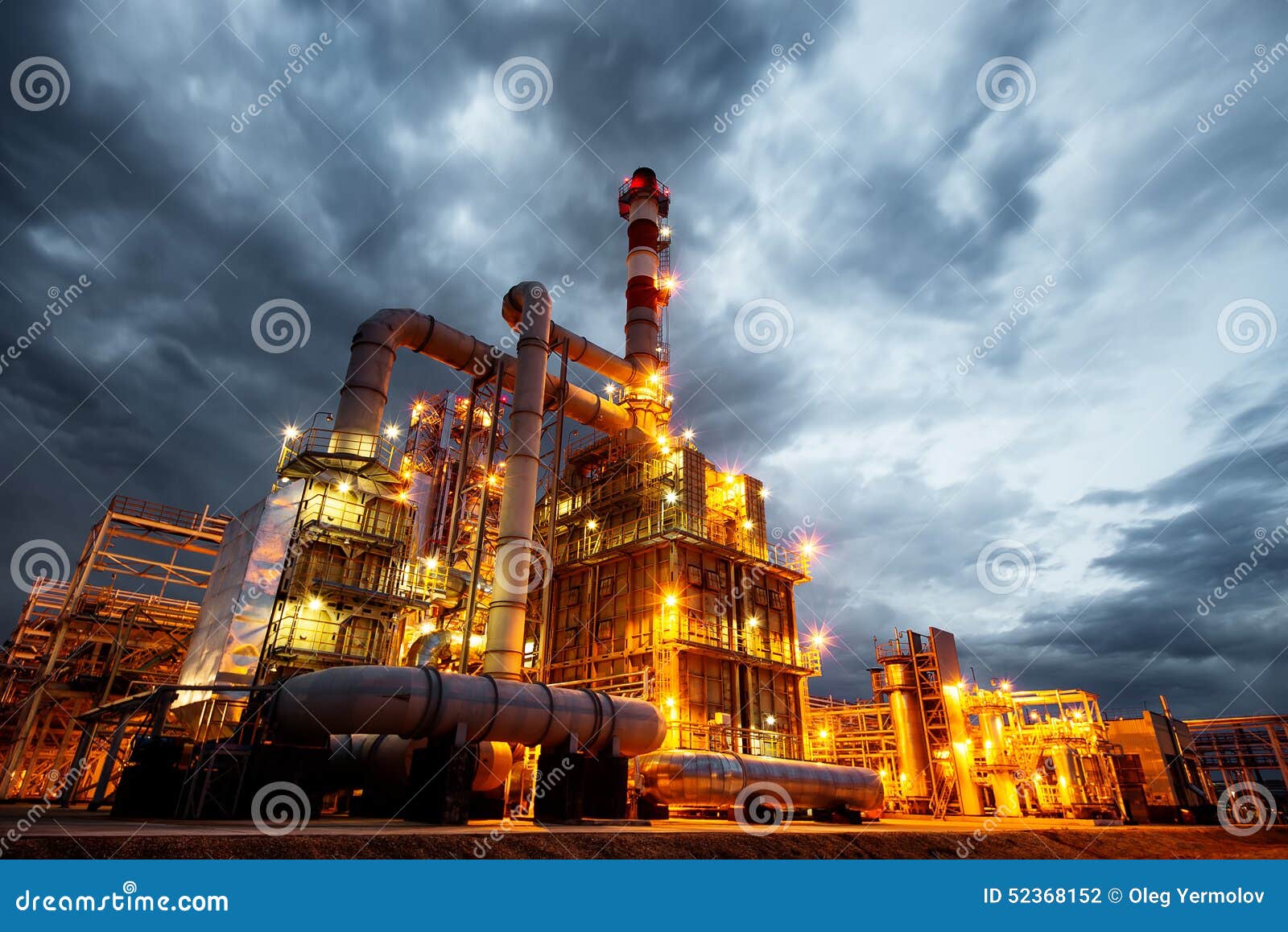 Olieraffinaderij bij avond stock foto. Image of industrie - 52368152