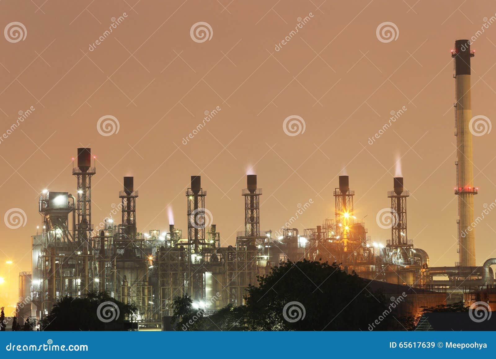 Olieraffinaderij in De Avond Stock Afbeelding - Image of petrochemisch ...