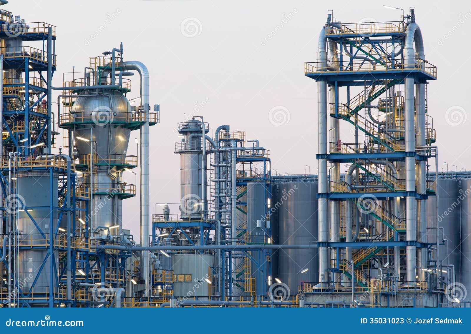 Olieraffinaderij Schwechat in Oostenrijk Stock Afbeelding - Image of ...