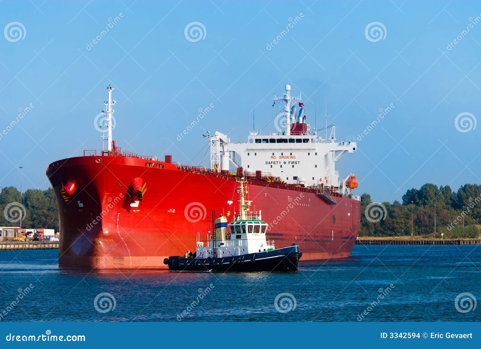 Olietanker En Een Sleepboot Stock Foto - Image of industrieel, schip ...