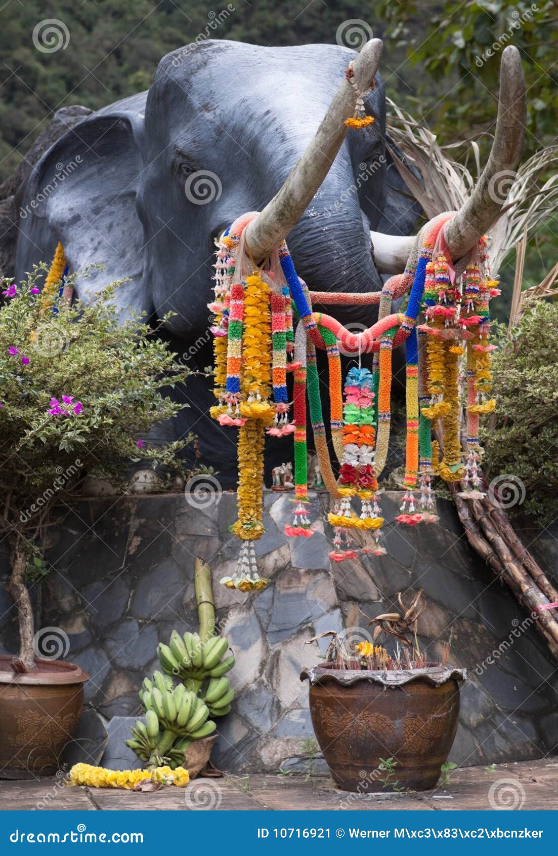 Olifant van rots stock afbeelding. Image of azië, cultus - 10716921