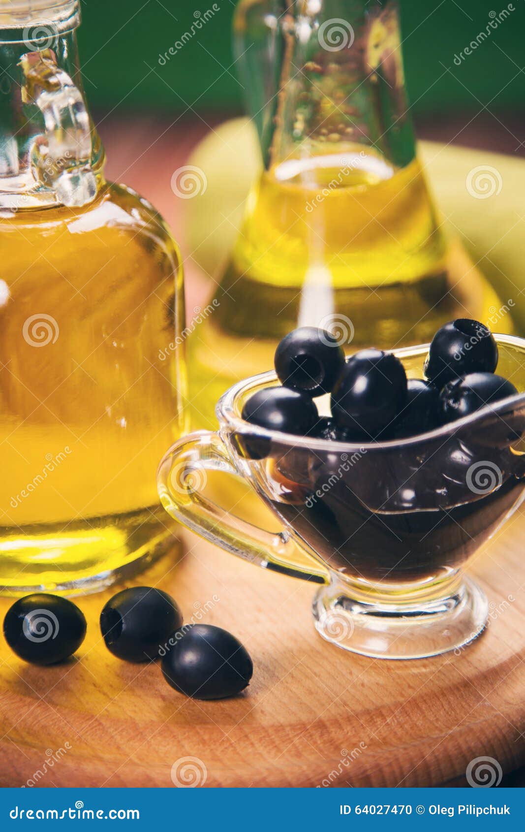 Olijf en olie stock foto. Image of gastronomisch, fles - 64027470