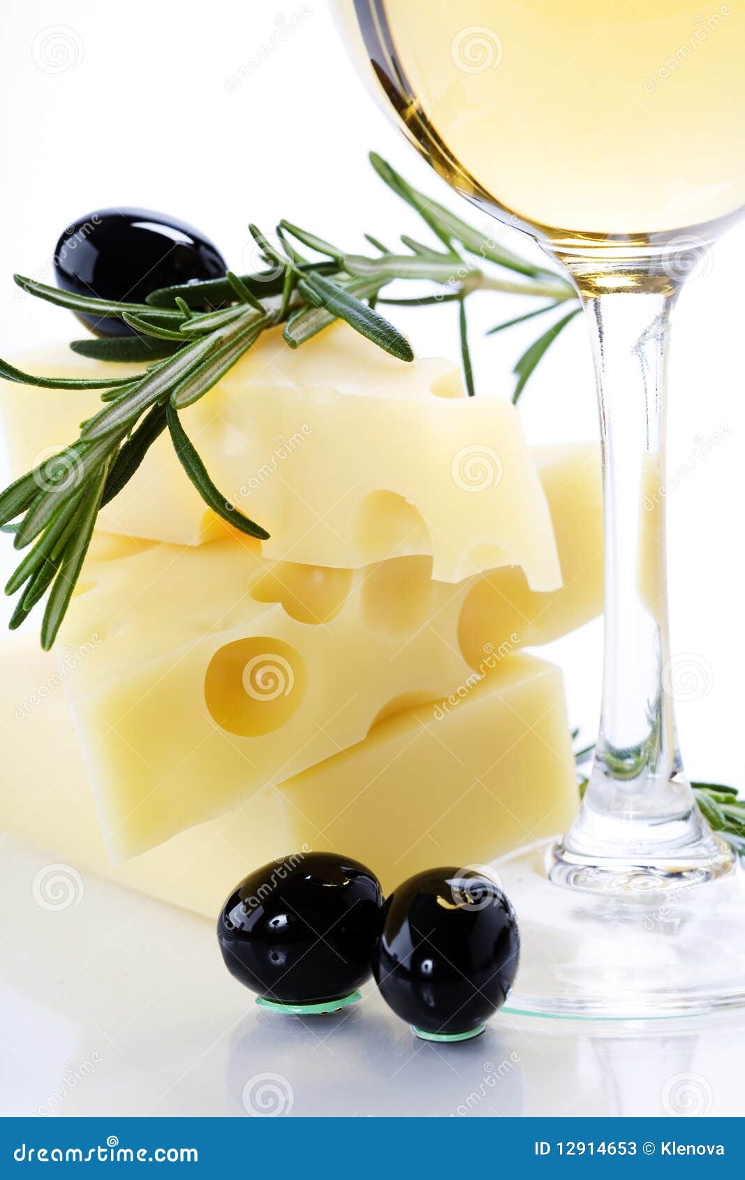 Olijf, kaas en witte wijn stock afbeelding. Image of drank - 12914653