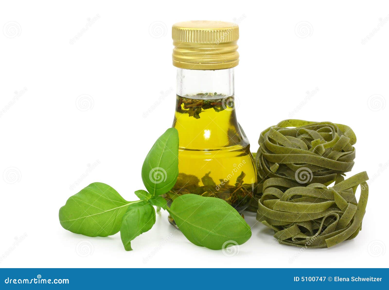 Olijfolie, Verse Basilicum En Deegwarentagliatelle Stock Afbeelding ...