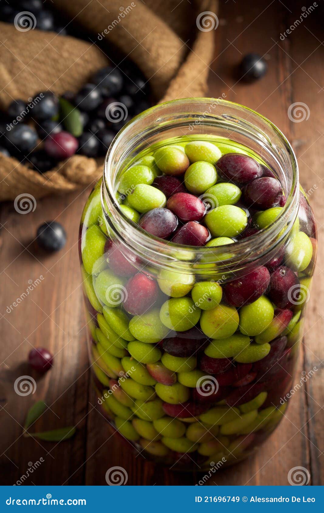 Olijven in Pekel stock afbeelding. Image of olijven, vrucht - 21696749