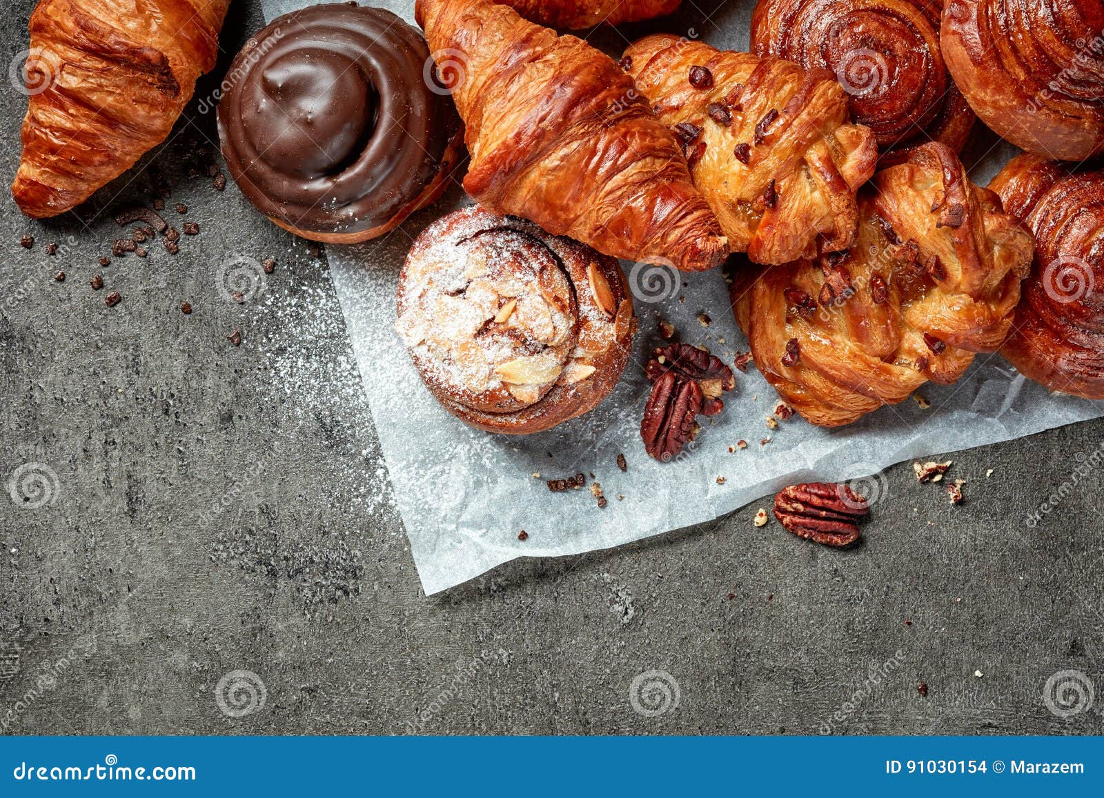 Olika nytt bakade bakelser arkivfoto. Bild av avbrotts - 91030154