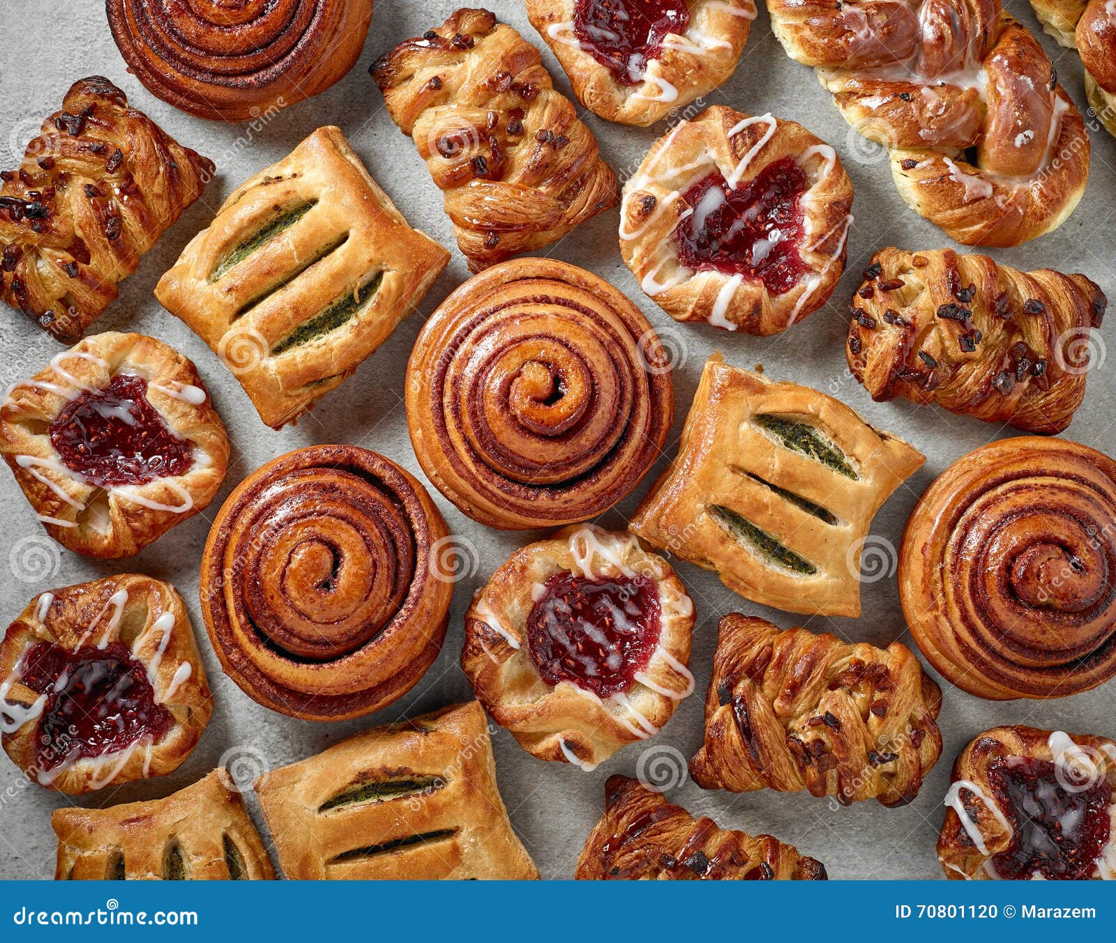 Olika nytt bakade bullar arkivfoto. Bild av varmt, rulle - 70801120